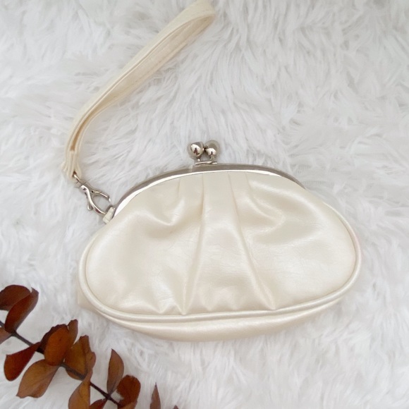 Vintage | Bags | Vintage Minimalist Cream Color Kiss Lock Wristlet Coin ...